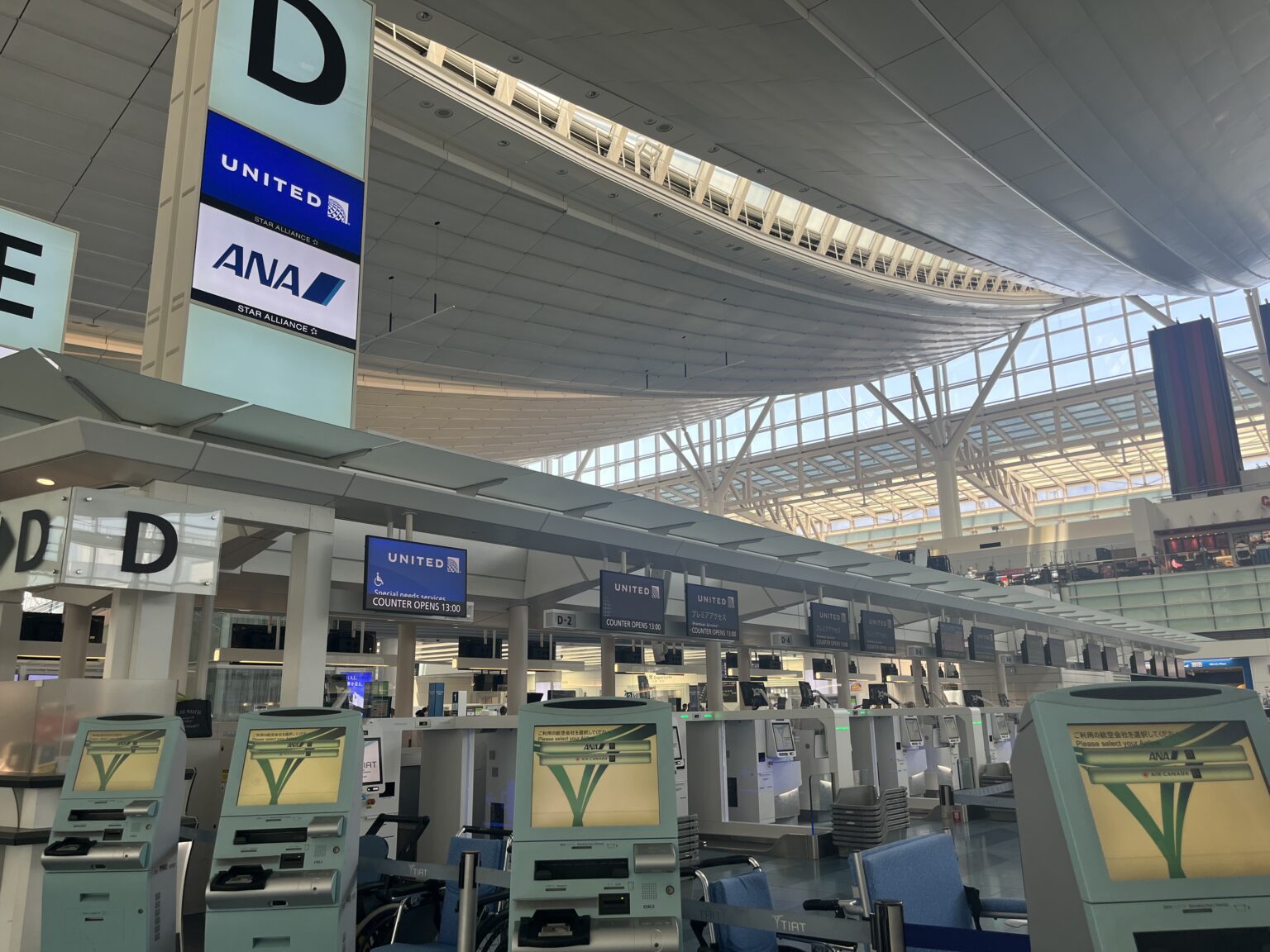 【UA876】ユナイテッド航空 羽田-サンフランシスコ便の搭乗の流れ、チェックイン、エコノミープラスの席や機内食レポ - mlog